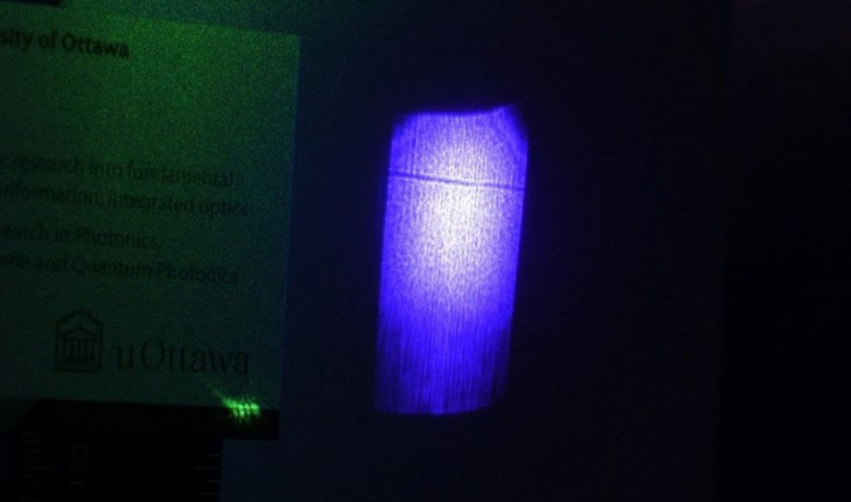 Licht kann einen sichtbaren Schatten werfen