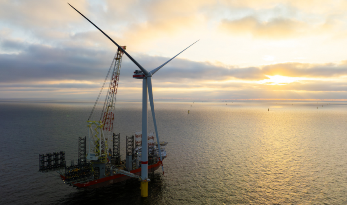 Erste Windturbine von Deutschlands größtem Offshore-Windpark installiert